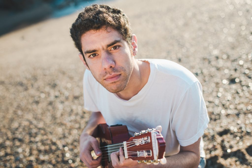 Luca Argel lança vídeo para 'Samba Invertido'