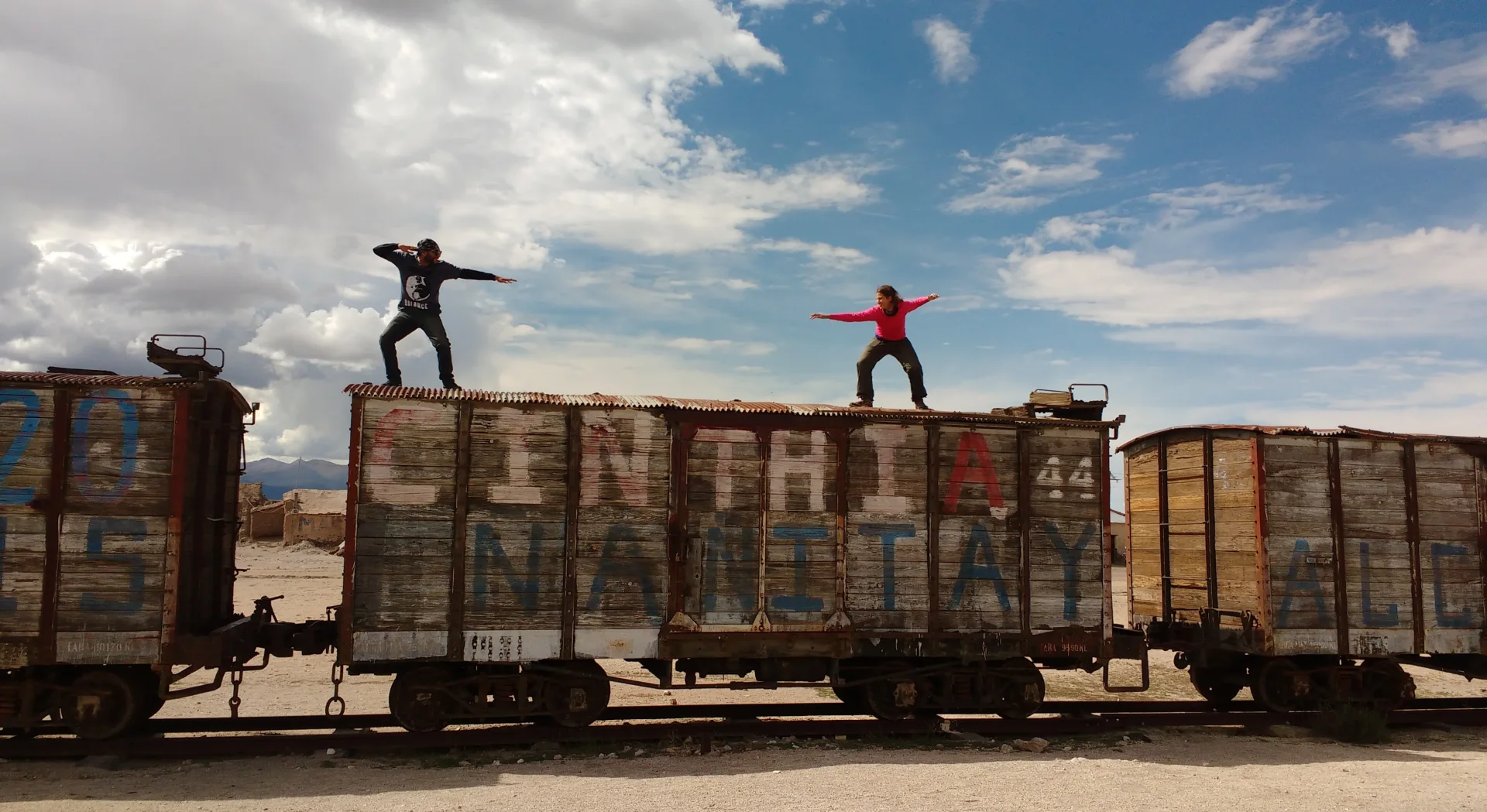 Cemitério de Trens de Uyuni: Arte, história e aventura no deserto boliviano